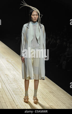 matohu Spring/Summer 2015 - Tokyo Collection - Woman, Runway Spring ...