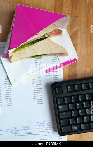 Eating al desko, lunch at office desk concept Stock Photo - Alamy