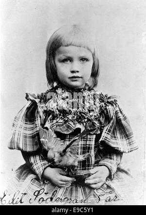 Photograph of Edith Södergran, a Finnish poet, wearing a bird hat with ...