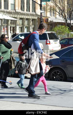 Jason Hoppy seen without his wedding ring while out with his daughter ...