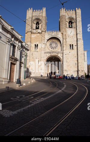 Lisbon Cathedral (Portuguese: Santa Maria Maior de Lisboa) at night in ...