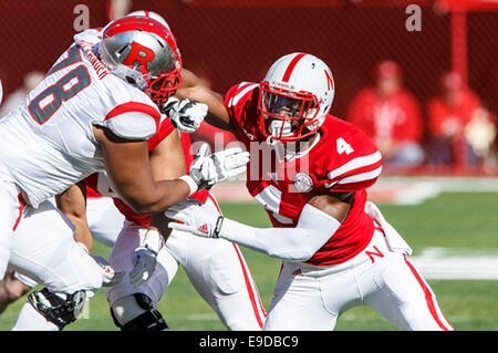 Nebraska defensive lineman Randy Gregory runs the 40-yard dash at the ...