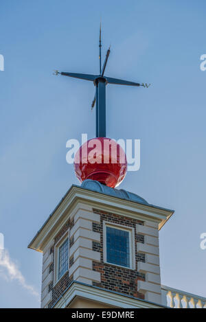 A red time ball at the top of the Royal Observatory in Greenwich Stock ...