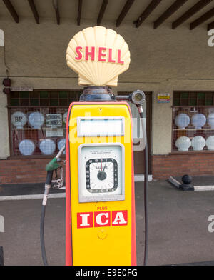 Shell station gas pump Stock Photo - Alamy