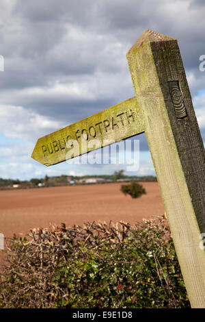 Footpath direction sign in English countryside Stock Photo - Alamy