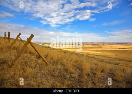Fence in the prairie landscape Stock Photo - Alamy