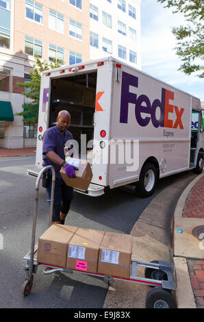 FedEx delivery man stacking boxes - Alexandria, Virginia USA Stock ...