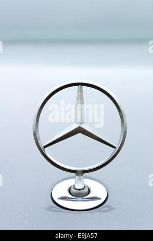 Mercedes Benz car badge Stock Photo - Alamy