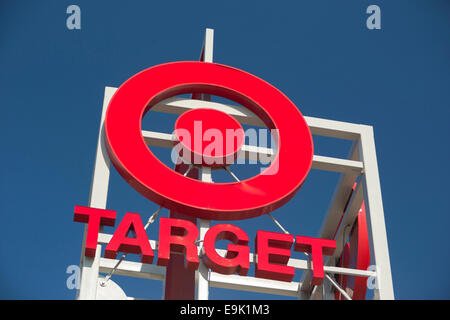 TARGET STORE SIGN (©TARGET CORP 1995) CLEVELAND OHIO USA Stock Photo ...