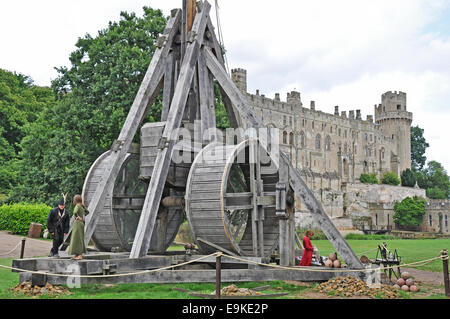 Trebuchet at Warwick Castle - largest medieval replica seige engine in ...