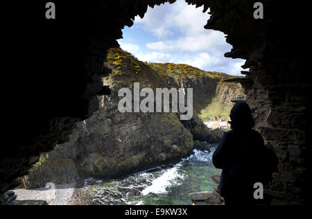 A view framed by the ruins of Findlater Castle Stock Photo - Alamy