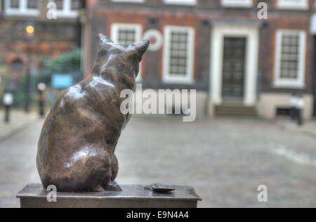 Statue of Hodge Dr Johnsons Cat in Gough Square London Stock Photo - Alamy