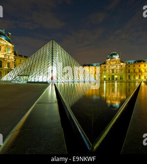 Louvre at night Stock Photo - Alamy