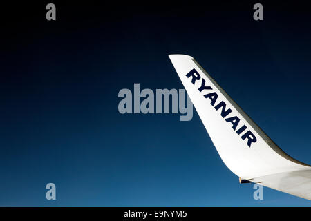 Ryanair wing tip of aeroplane in flight Stock Photo - Alamy