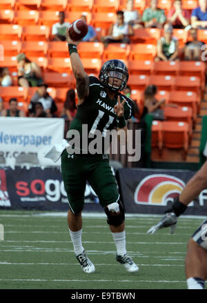 Hawaii quarterback Ikaika Woolsey (11) rolls out to pass in the second ...