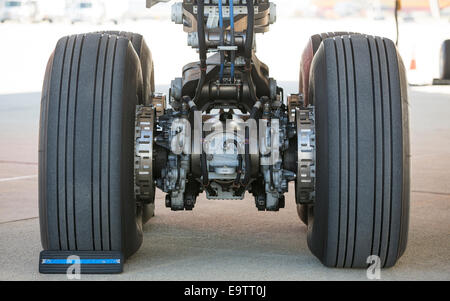 Boeing 787 Dreamliner Landing Gear Electric brake system Farnborough ...