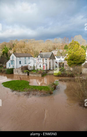RIVER WYE IN FLOOD UNDER IRON BRIDGE JOINING ENGLAND AND WALES AT Stock ...