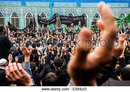 Shia Muslims listening the festive sermon and beating themselves in ...