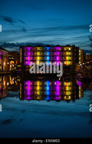 Victoria Quays Straddle Warehouse illuminated at Night, Sheffield Stock ...