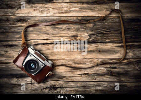 Retro camera on wooden planks background Stock Photo - Alamy