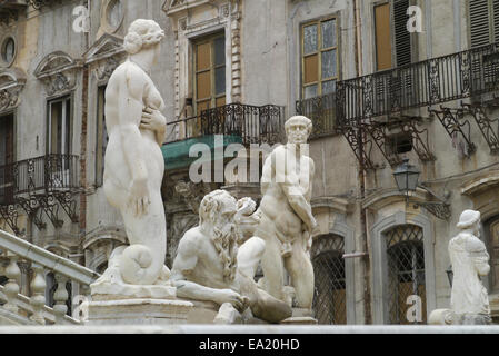 Statues and Fontana Pretoria (Fontana della Vergogna) in Palermo ...