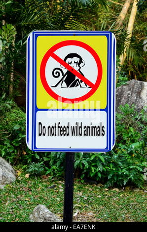 Zoo Sign Do Not Feed the Animals Warning Stock Photo - Alamy