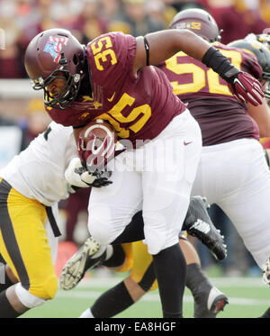 Minnesota running back Rodrick Williams Jr. (35) runs with the ball ...