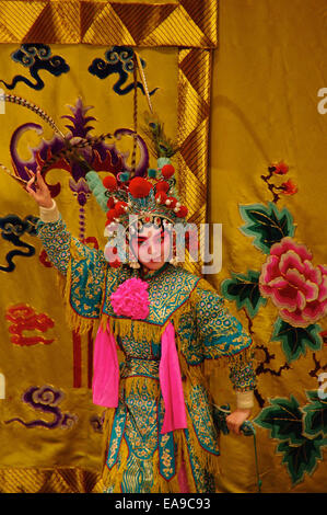 Chinese Opera dancer Stock Photo - Alamy