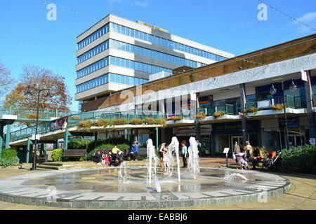 Charles Square showing fountain (before renovation), Bracknell ...