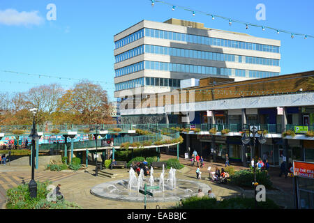 Charles Square showing fountain (before renovation), Bracknell ...
