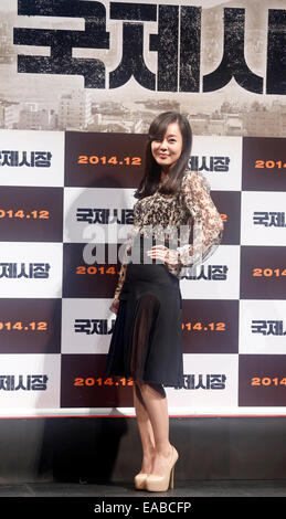 Actress Kim Yun-jin South Korean actress poses for the camera during ...
