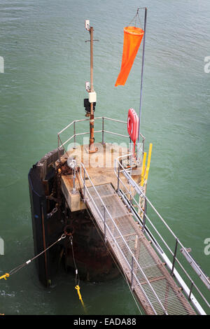 Anchorage tie up point at end of jetty for commercial ferry Stock Photo ...