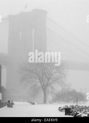 Brooklyn Bridge snow storm Stock Photo - Alamy
