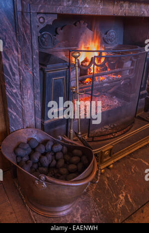 open fire in a traditional english country pub Stock Photo - Alamy