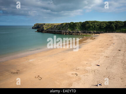 View of the Welsh Coastline near Barafundle beach or bay in bright ...