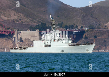 Canada Iroquois-class destroyer HMCS Algonquin (DDG 283) enters San ...