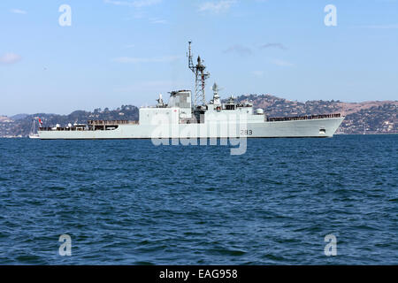 Iroquois-class destroyer HMCS Algonquin (DDG 283) enters San Stock ...