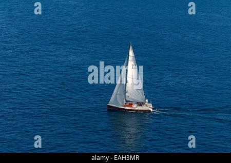 Sailing yacht cruiser/racer sailing close hauled Stock Photo - Alamy