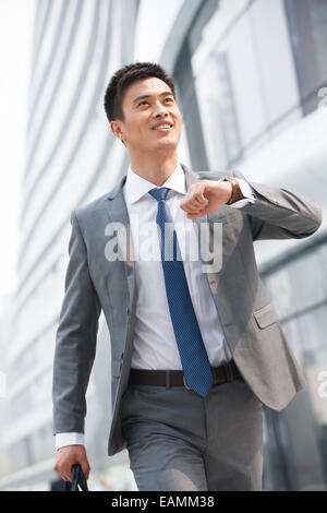 Business man in a hurry Vertical shot Stock Photo - Alamy