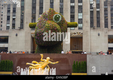 Jeff Koons' sculpture "Split-Rocker" is readied for its debut in ...