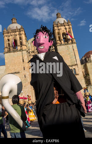 'Monos de Calenda, giant paper mache dolls, used for Guelaguetza ...