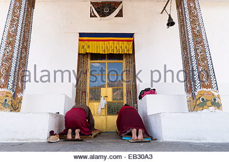 Buddhist Monks bow in prayer at the Wen Shu Monastery in ChengDu Stock ...