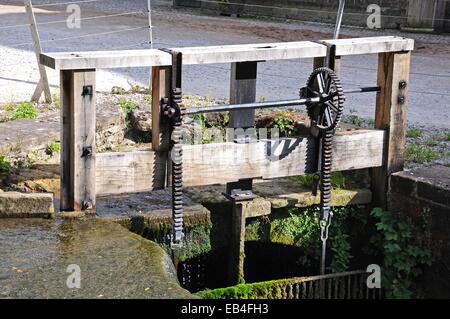 Sluice gate mechanism at Cromford Mill (water powered cotton spinning ...