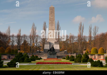 Soviet war memorial and war cemetery, Berlin Stock Photo - Alamy