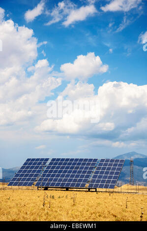Solaranlage auf Feld - solar plant on field 08 Stock Photo - Alamy