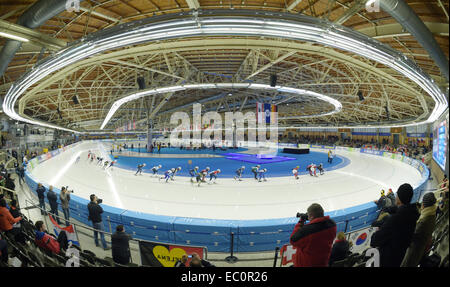 Berlin, Germany. 07th Dec, 2014. Speed skaters race in the women's mass ...