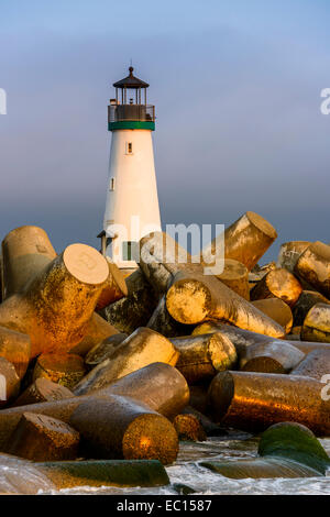 Santa Cruz Breakwater Lighthouse, Walton Lighthouse at the end of a ...