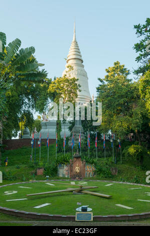 Stupa, Wat Phnom Temple, Phnom Penh, Cambodia Stock Photo - Alamy
