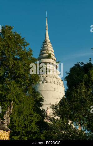 Stupa, Wat Phnom Temple, Phnom Penh, Cambodia Stock Photo - Alamy