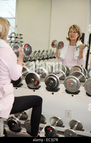 Woman trains with Bar Bells Stock Photo - Alamy